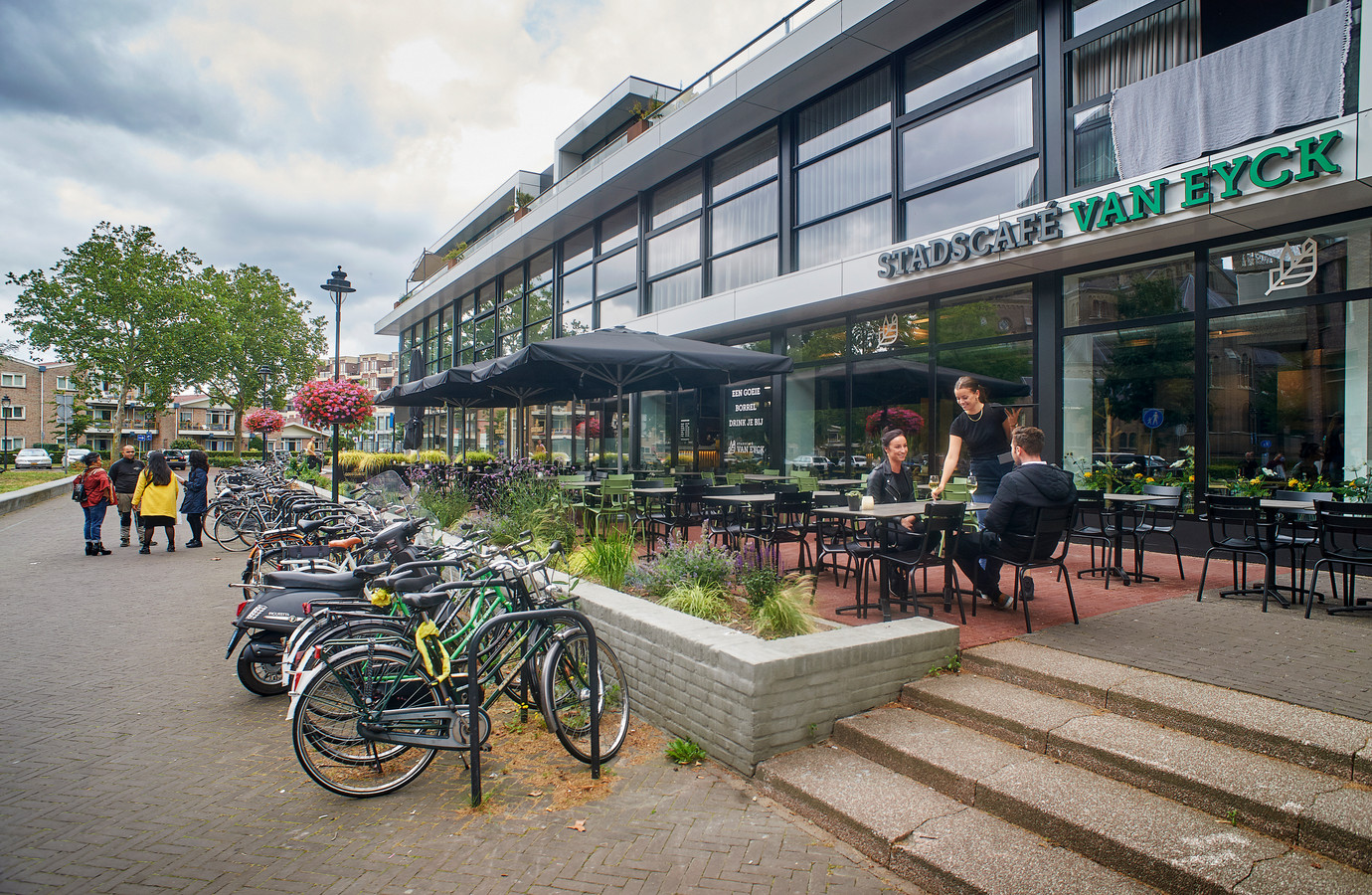 Pastoor Spieringsstraat Uden: plots een straat vol wereldse keukens ... Pastoor Spieringsstraat Uden: plots een straat vol wereldse keukens ...