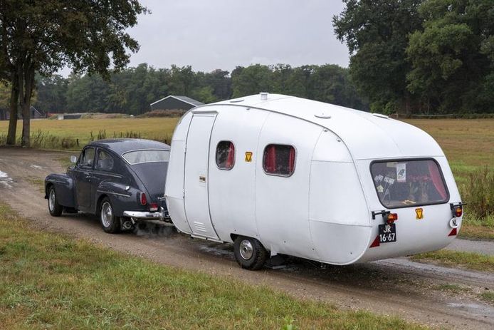 Frank trekt veel bekijks op de camping met zijn klassieke auto en ...