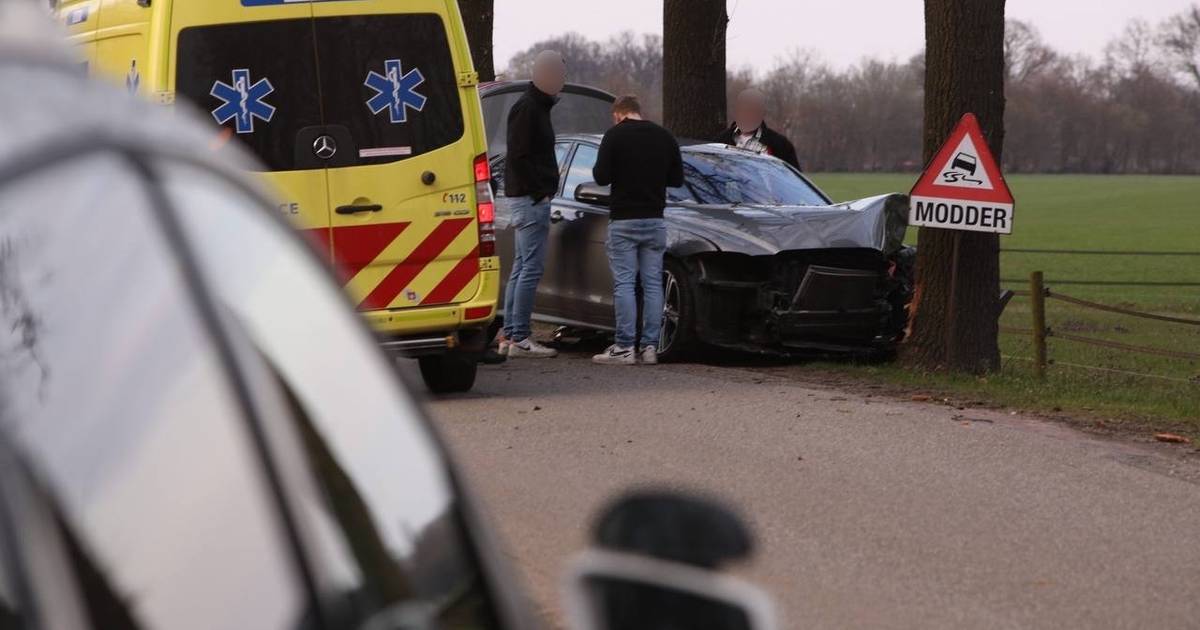 Automobilist botst met auto tegen boom in Tilligte, flinke schade aan ... Automobilist botst met auto tegen boom in Tilligte, flinke schade aan ...