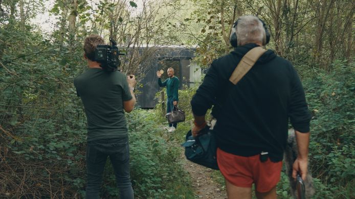 Tom Waes kraakte tijdens isolement in ‘Kalm Waes’: “Mijn vriendin vindt ...