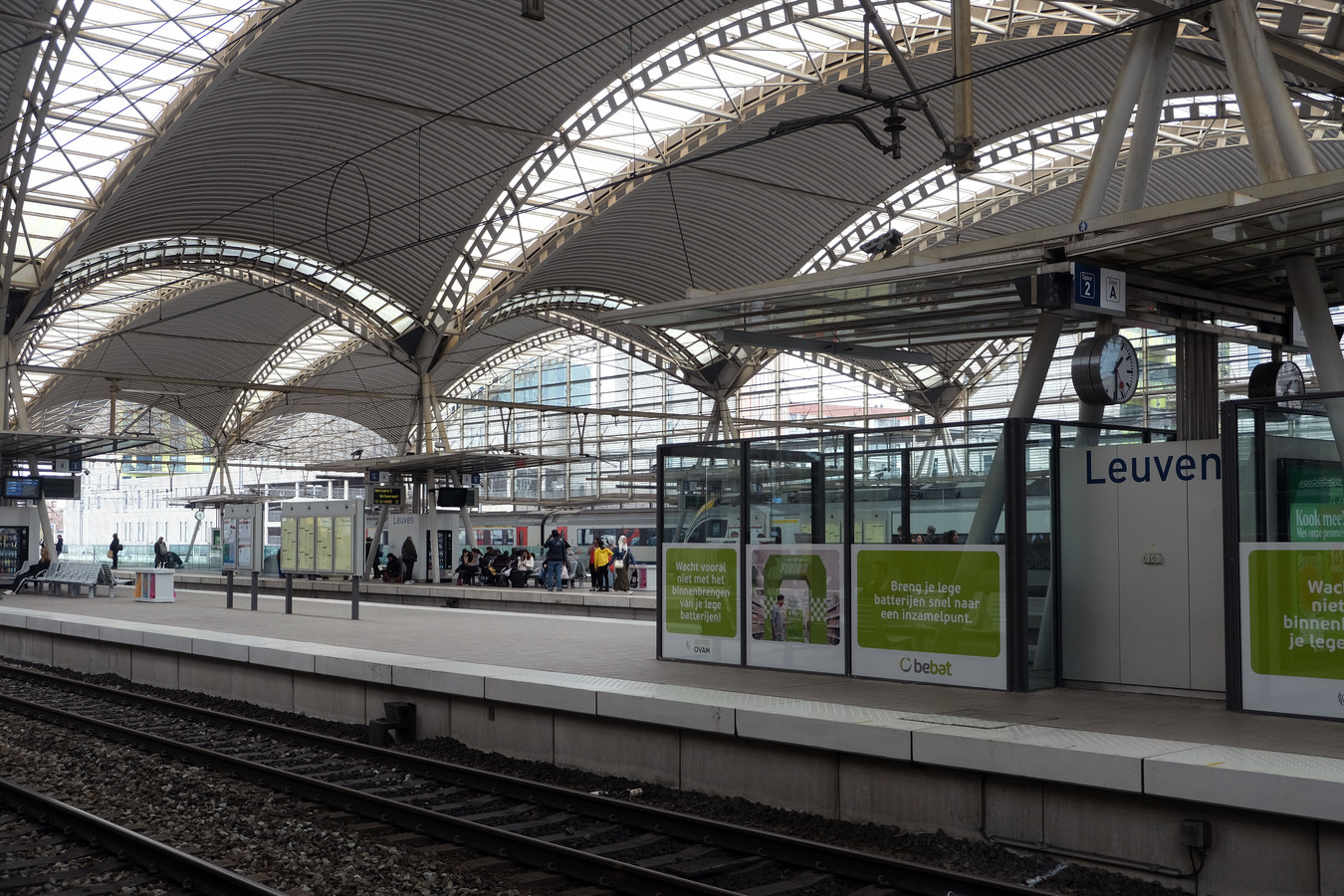 “Stop! Onze kinderen zijn nog aan boord!”: paniek op perron in Leuven nadat trein ‘te snel ...