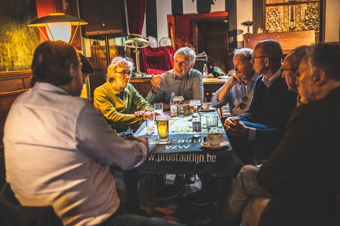 REPO. Aan tafel in Café Prostaat, waar mannen de taboes laten varen ...