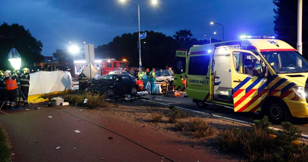 Dode en zwaargewonde bij ernstig ongeluk met drie auto's onderaan afrit A67 bij Geldrop (video ...