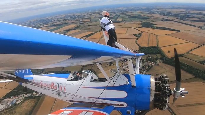 À 93 ans, elle fait du wing walking pour la bonne cause | Insolite ...