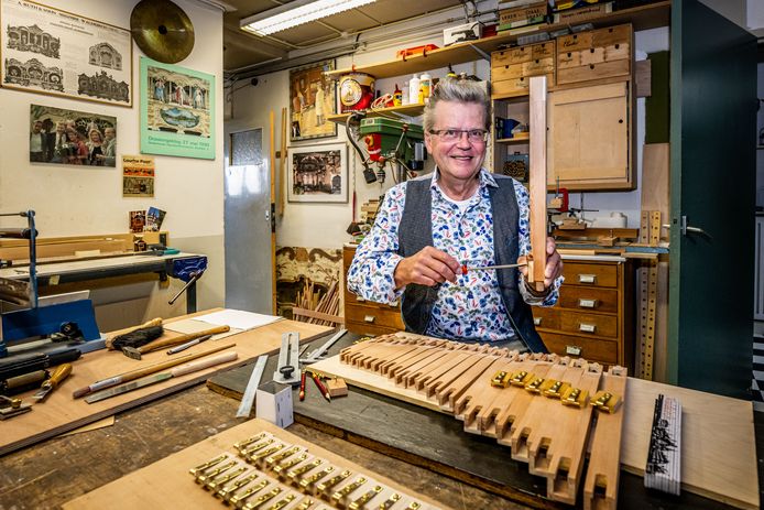 Al zijn hele leven is Adrie (72) dol op orgelmuziek en nu bouwt hij er ...