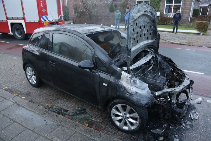 Auto vat vlam tijdens rijden in Hellendoorn: geen gewonden, maar veel schade | Hellendoorn ...