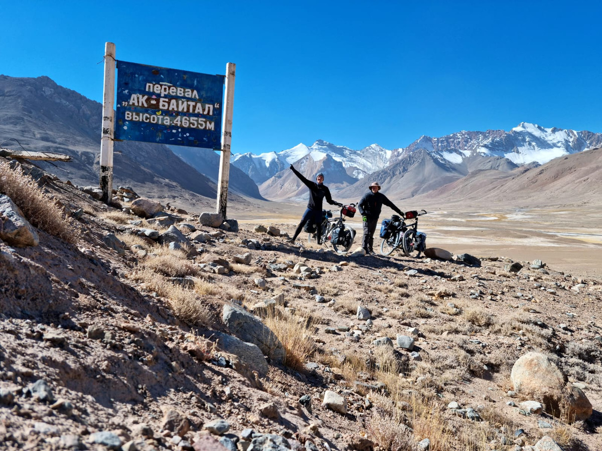 Thomas en Maarten fietsen tienduizend kilometer van Rosmalen naar China ...