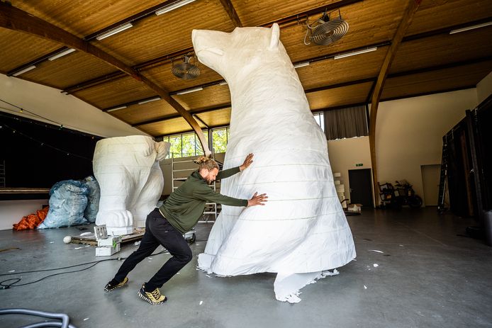 Florentijn Hofman maakt na het geliefde Feestaardvarken nu ‘een pissende ijsbeer’ | Arnhem ...