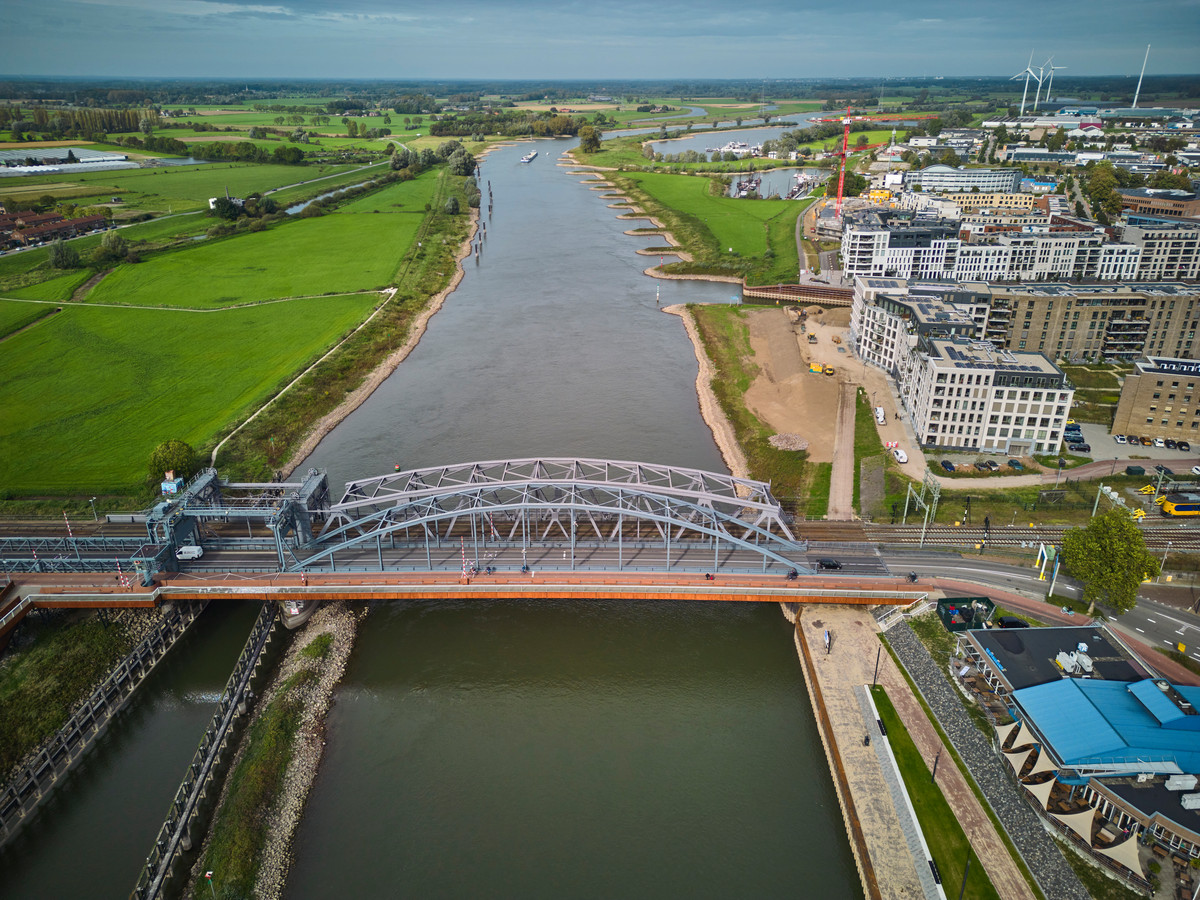 Oude IJsselbrug Zutphen toch al open voor alle autoverkeer | Foto | AD.nl Oude IJsselbrug Zutphen toch al open voor alle autoverkeer | Foto | AD.nl