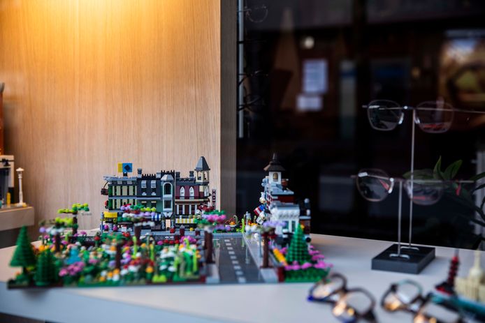 LEGO siert 34 winkeletalages: speciale themawandeling leidt je langs ...