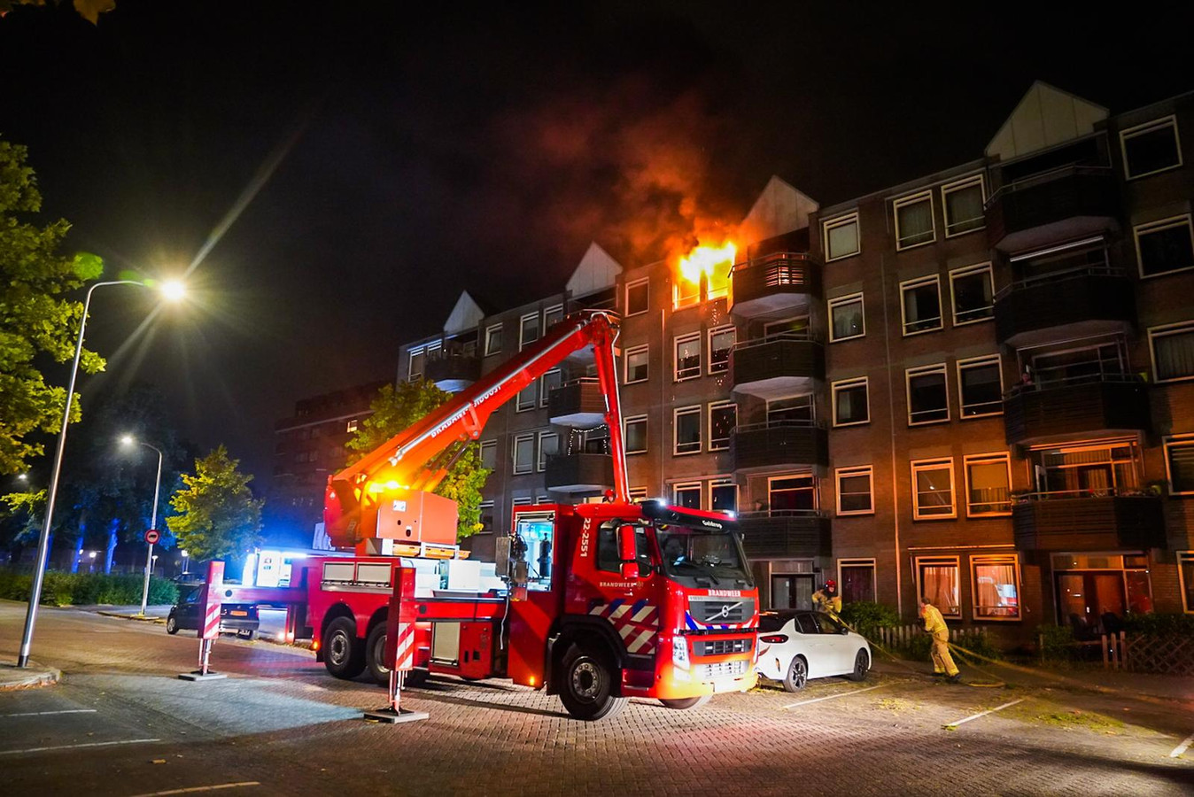 Grote uitslaande brand op vijfde etage appartementencomplex in Eindhoven; geen gewonden | Foto ...