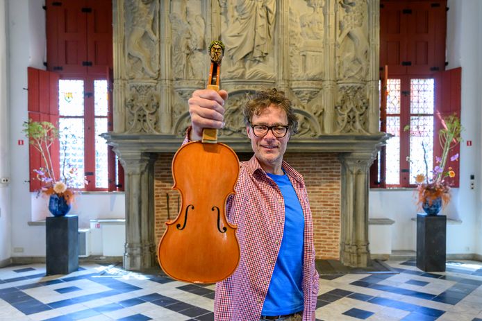 Geerten bouwde helemaal zelf een speciale viool. Met Bergen op Zoom als ...