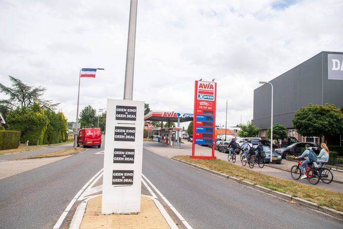 Protestborden tegen azc-deal steken in Albergen omgekeerde vlaggen naar ...