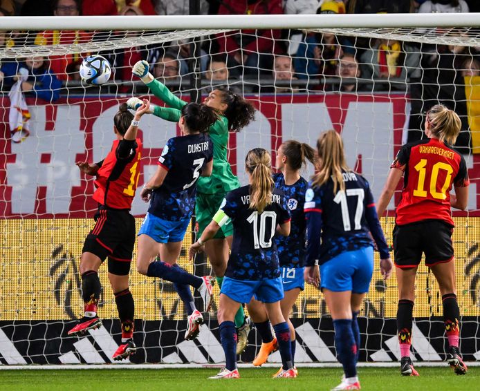Pijnlijke nederlaag Oranje Leeuwinnen in België: na blunder debutante ...