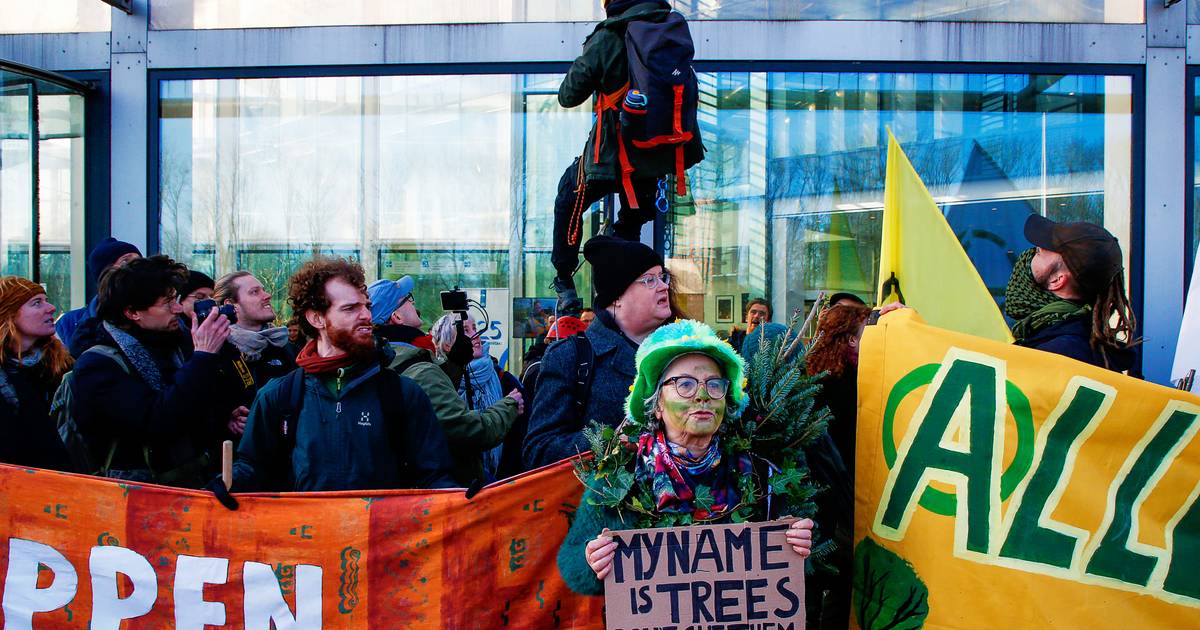 Klimaatactivisten voeren actie voor deur van kantoor Rijkswaterstaat ...