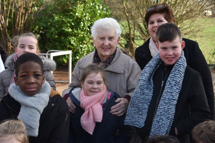 Rachel (87) breit sjaals voor alle kinderen van De Meiroos | Wetteren ...