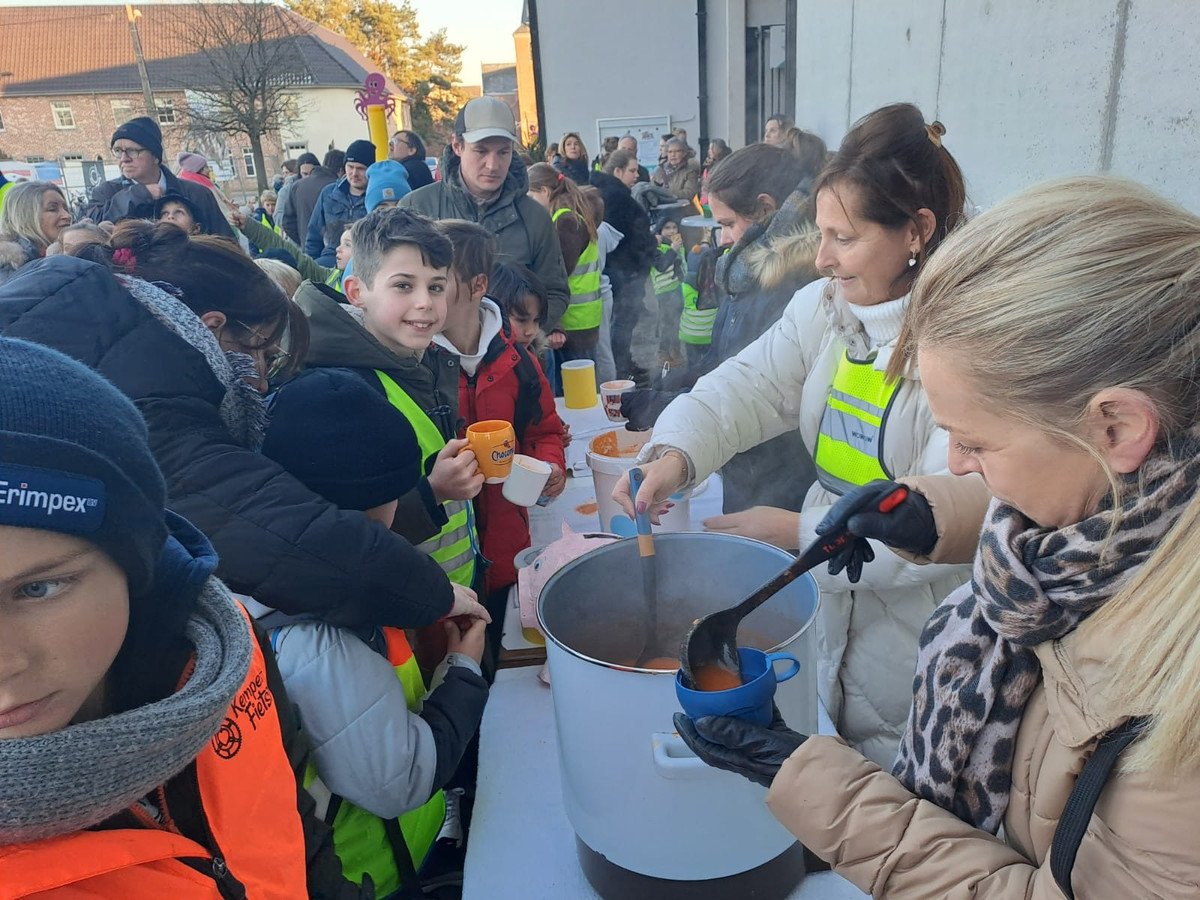 Basisschool Triangel verkoopt ‘soep op de stoep’ voor vzw Feestvarken ...