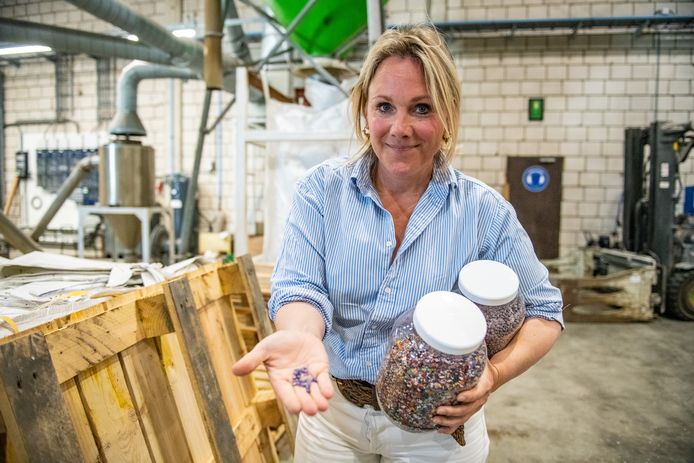 Hoe een weggegooide zwemband een teenslipper wordt: ‘Pvc recyclen moet ...