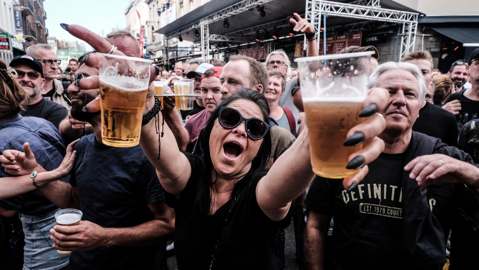 Toog van 60 meter, 14 artiesten en 11 dj’s, licht- en klankshow… uitgaansbuurt schrijft ...