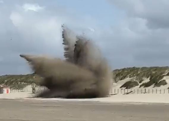 Explosief uit Tweede Wereldoorlog tot ontploffing gebracht op strand ...