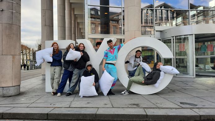 Gedaan met studiestress: jongeren gaan elkaar te lijf tijdens ...