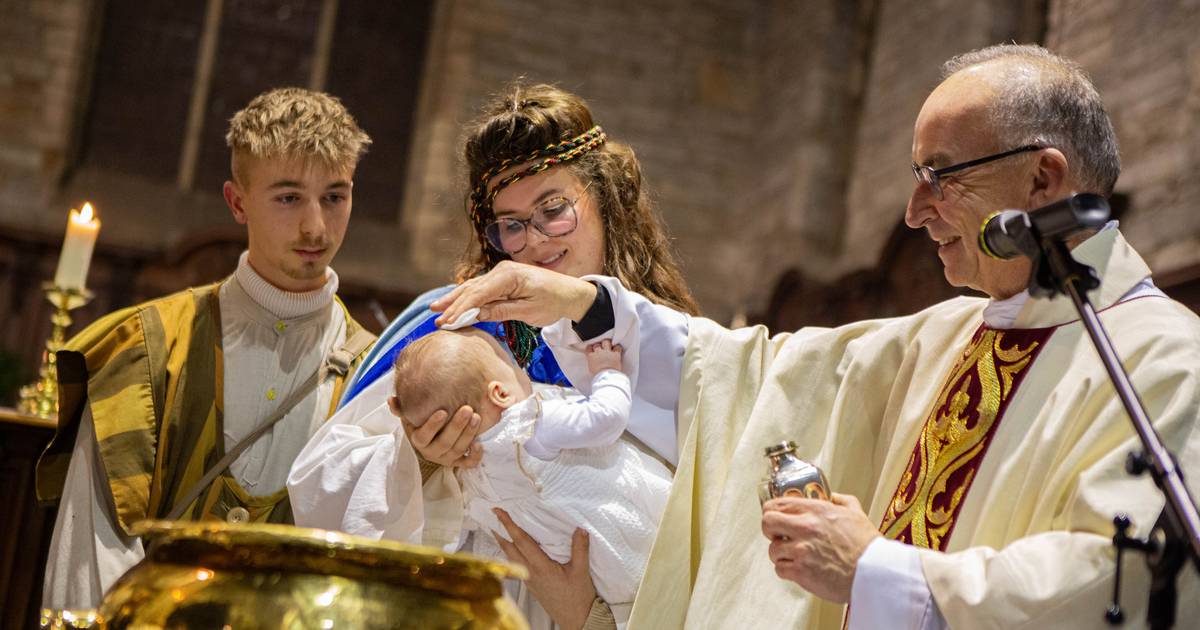 Kleine Suzie gedoopt tijdens nachtmis in Herne: “Ons verkleden als ...