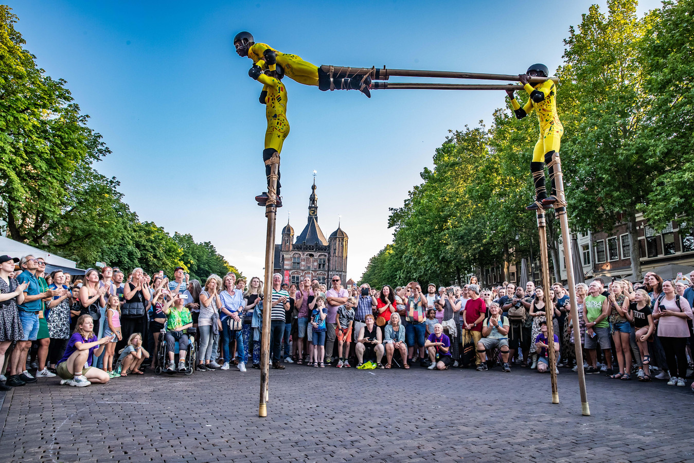 Deventer Op Stelten: ‘De oehs en aahs schalden over de Brink en het ...