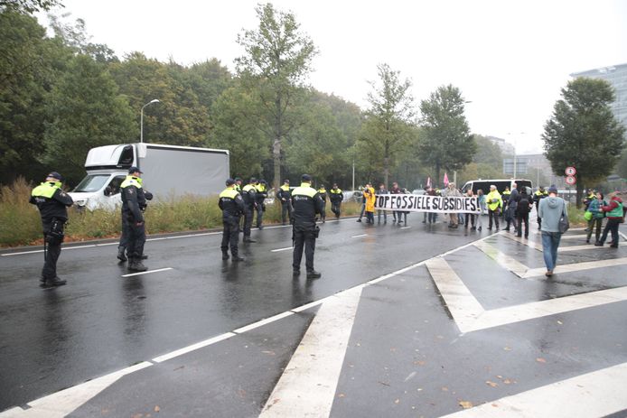 62 actievoerders opgepakt voor blokkeren A12 bij Den Haag ...