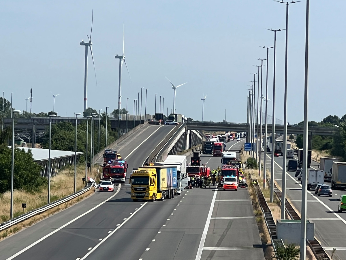 Weg vrijgemaakt na zwaar ongeval met vier vrachtwagens en één auto op ...