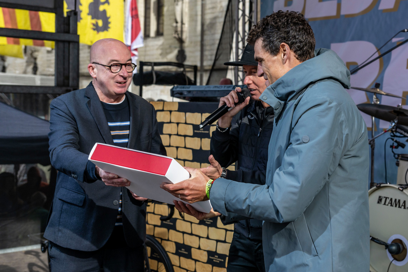 Greg Van Avermaet hangt koersfiets aan de haak na laatste ‘fanride ...