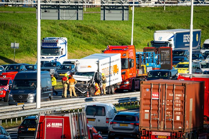 Bijna anderhalf uur vertraging op A15 door aanrijding met vrachtwagens, ook op andere plekken ...