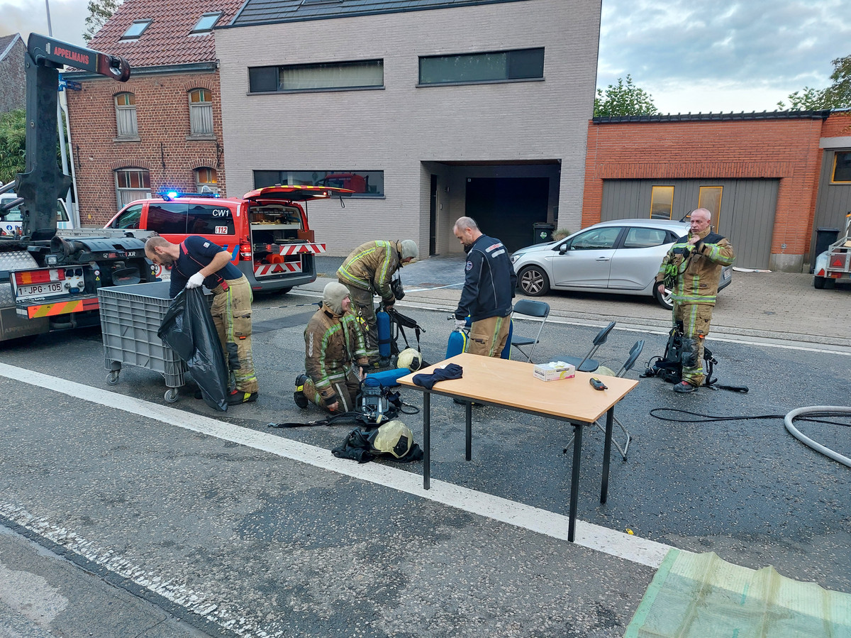 Uitslaande brand legt atelier, handelsruimte en appartementen in de as ...