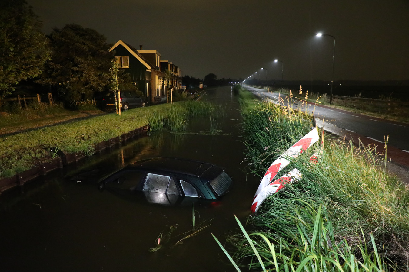 Auto rijdt water in bij Leidschendam | Foto | AD.nl