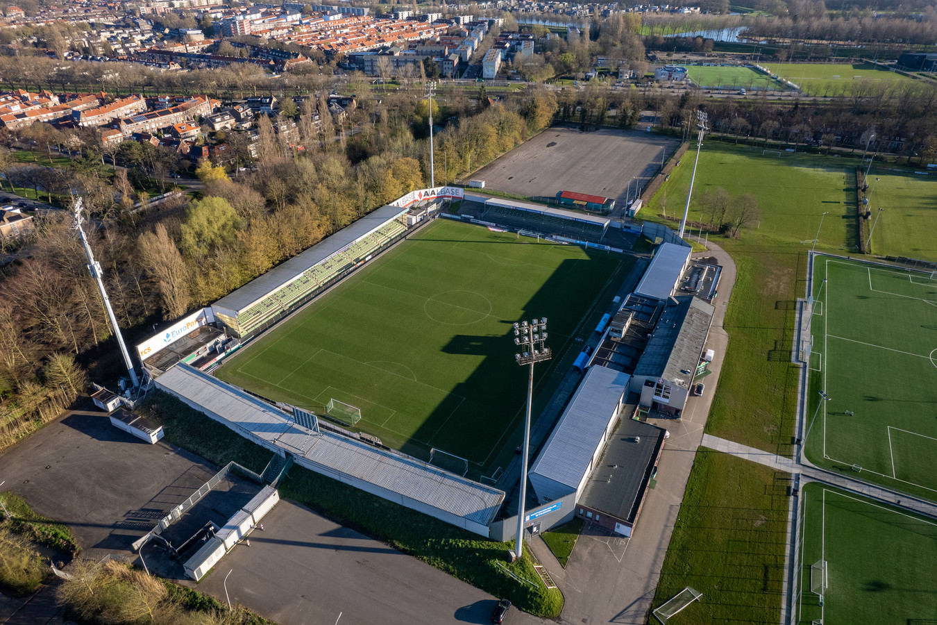 Jenaplanscholen vieren Koningsspelen op complex FC Dordrecht | Foto | AD.nl