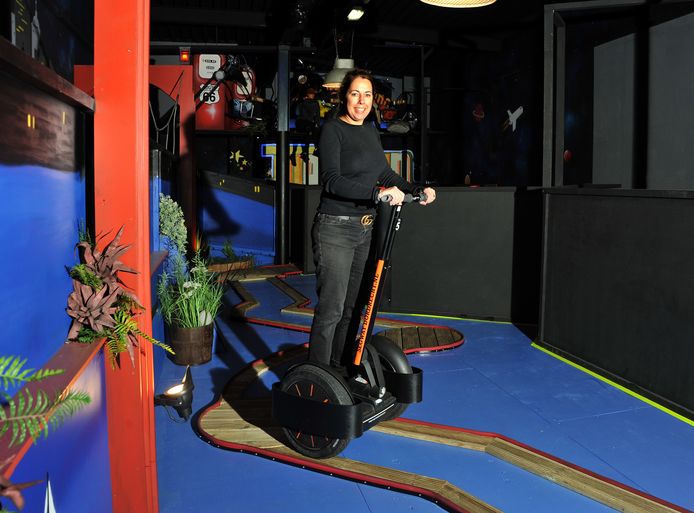 Op twee wielen door de Merwehal: Indoor Segway Experience is geopend ...