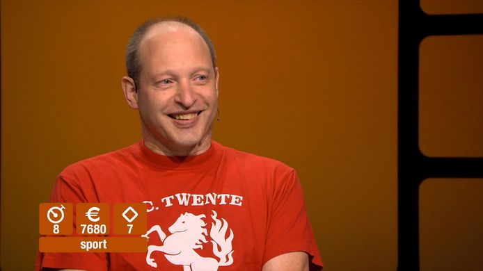 In een FC Twente-shirt de finaleronde van Per Seconde Wijzer in: Bas ...