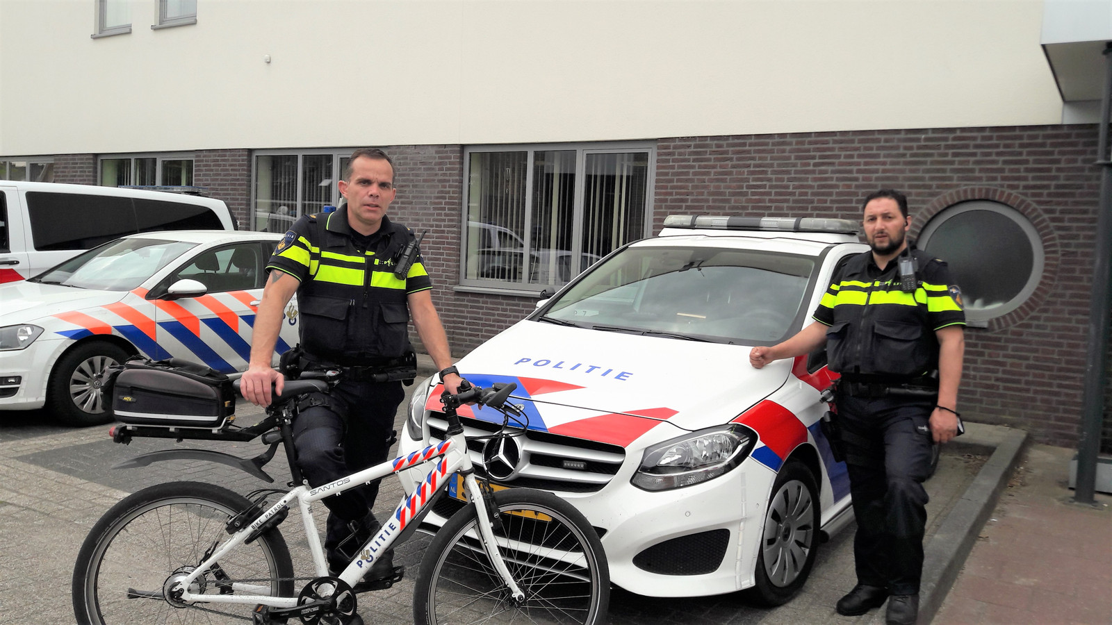 Twee nieuwe wijkagenten voor Geldrop | Foto | ed.nl