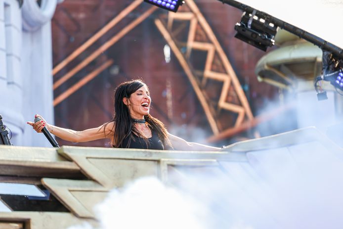 B Jones is de eerste Spaanstalige dj op de mainstage van Tomorrowland ...