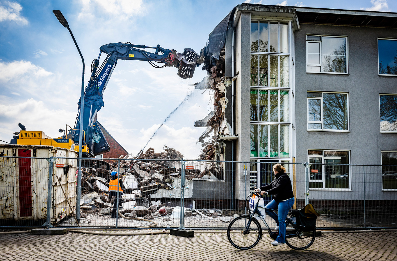 Hun flat is gesloopt en daarmee raakten Leo en Corrie een deel van hun ...