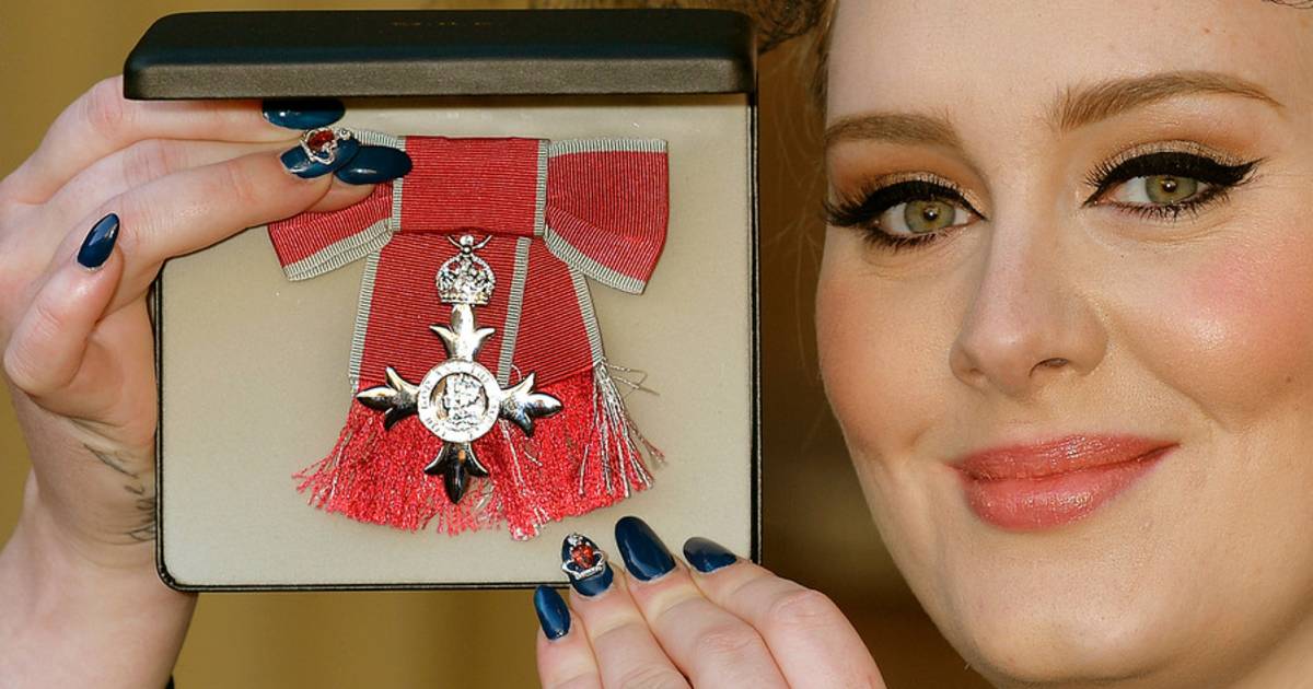 Adele neemt MBE in ontvangst | Sterren | AD.nl