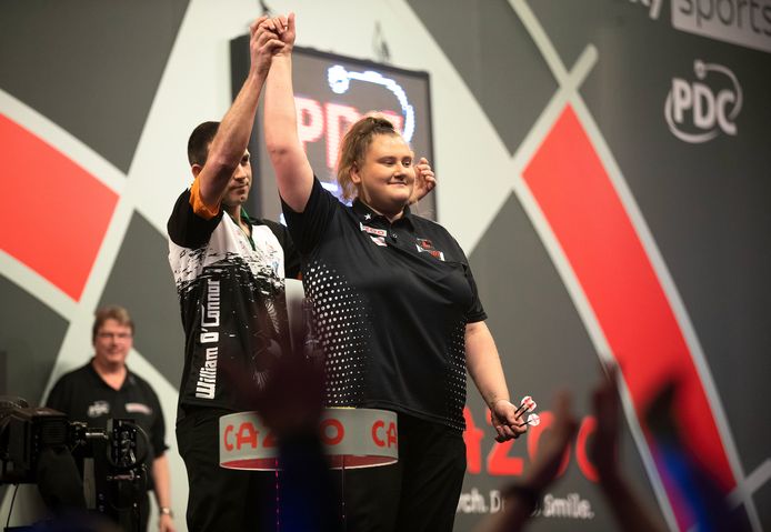 Beau Greaves (18) verovert harten als jongste vrouw op WK darts: ‘Ik ...