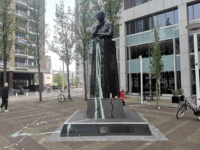 Beeld Pim Fortuyn op sterfdag beklad in Rotterdam | Binnenland | AD.nl