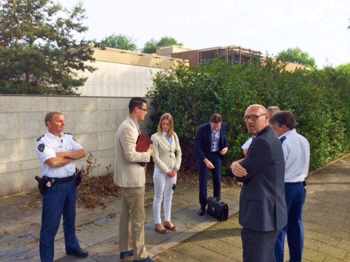 Met een slijptol het huis van Roger Lips in | Uden | bd.nl