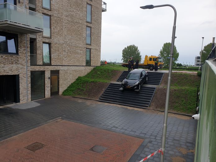 Opmerkelijk: auto komt vast te zitten halverwege de trap | Nijmegen ...