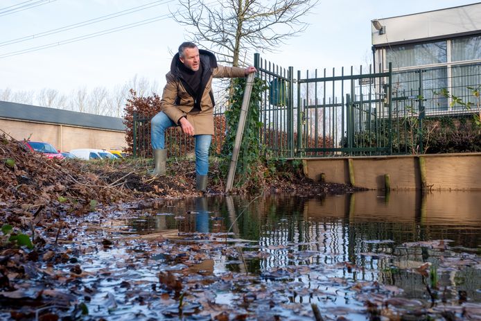Water staat boven de knieën op het veen in Hattem, buurtbewoner Hendrie ...