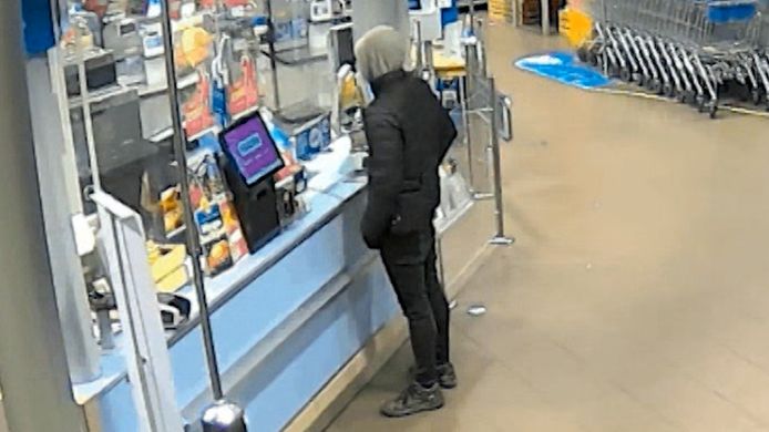 ‘Dit is een overval, ik heb een pistool bij me’, ziet caissière op ...