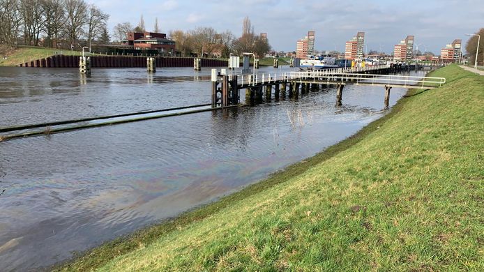 Oliespoor van honderden meters in Wilhelminakanaal | Oosterhout | bndestem.nl