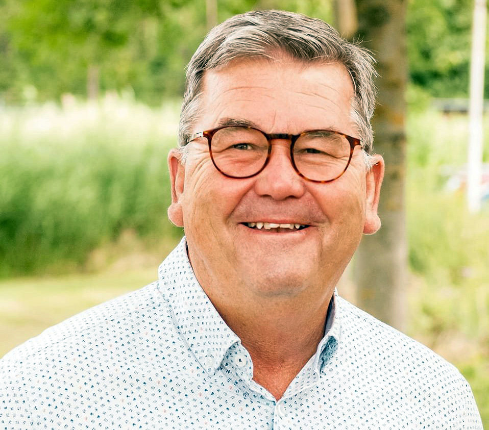 Kees van Willigen vroeg zomer 2022 om extra bankjes en ziet geduld ...