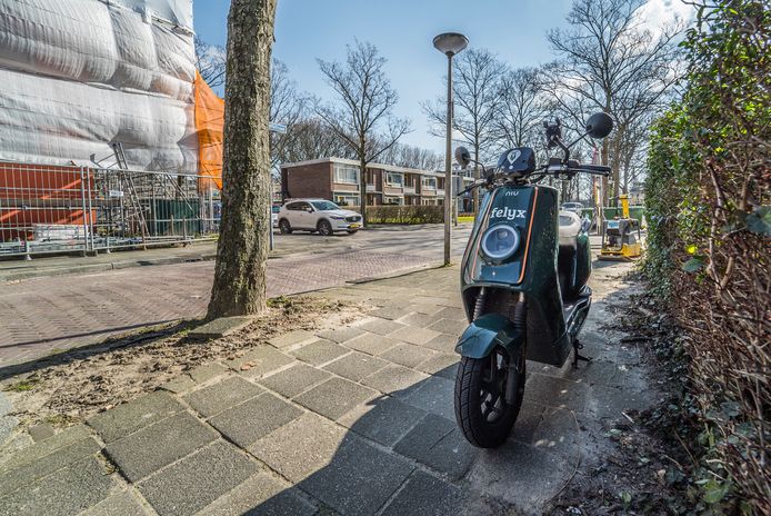 Deelscooterbedrijf Felyx vertrekt uit Delft | Delft | AD.nl