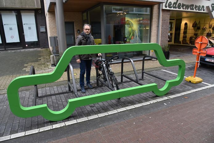 Fietsenrek in vorm van auto palmt parking in | Wetteren | hln.be
